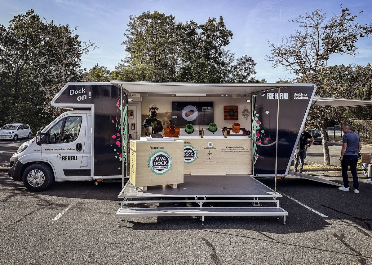 REHAU kommt zum Kunden: Der Showtruck AWADOCK tourt durch Deutschland